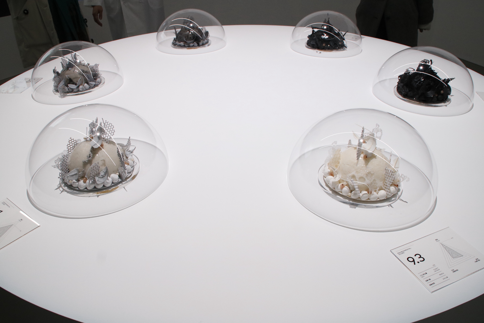 富士通が空気の質を可視化したケーキ「CARBON CAKES」で環境や社会問題を考えるイベントを開催